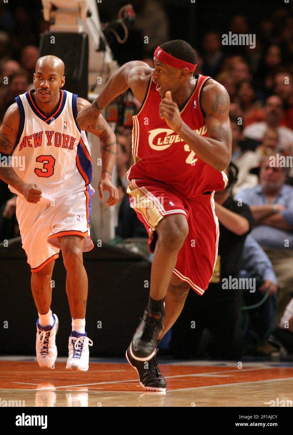 Madison square garden basketball court hi-res stock photography and ...