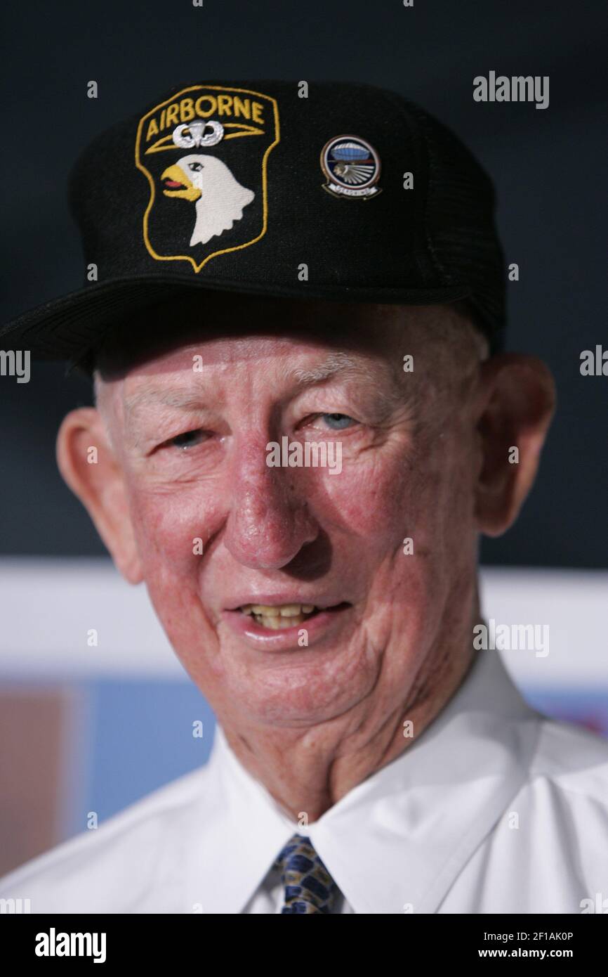 KRT STAND ALONE US NEWS PHOTO SLUGGED: WWII-GIBBONS KRT PHOTO BY CHUCK ...