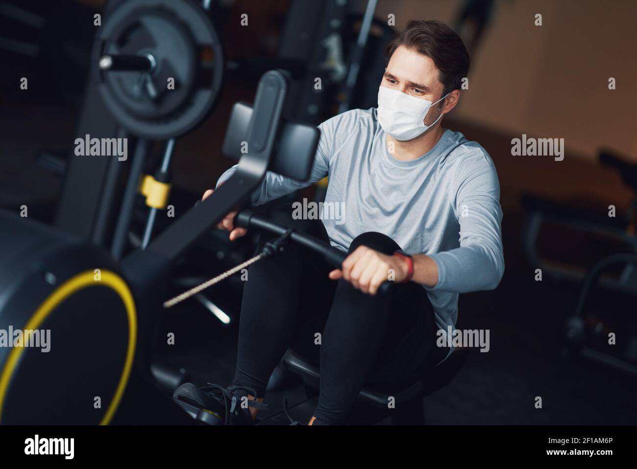 Man working out at a gym hi-res stock photography and images - Alamy
