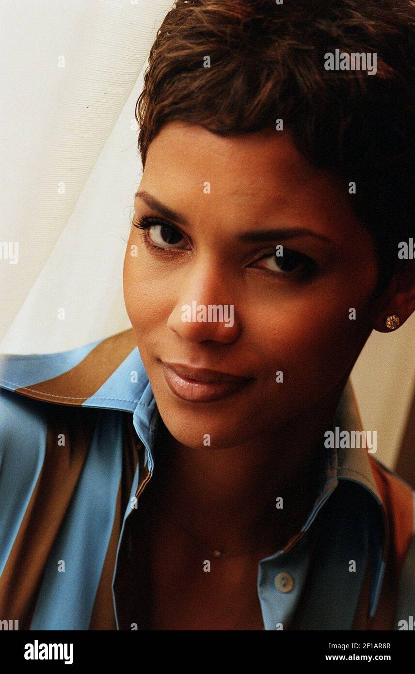 Halle berry monsters ball hi-res stock photography and images - Alamy