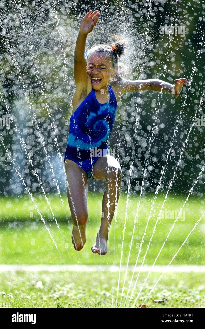 KRT LIFESTYLE STORY SLUGGED: FAM-WATERGAMES KRT PHOTOGRAPH BY RANDY ...