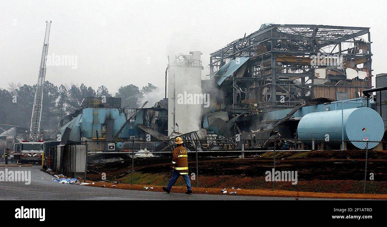 KRT US NEWS STORY SLUGGED: EXPLOSION KRT PHOTO BY JEFF SINER/CHARLOTTE ...