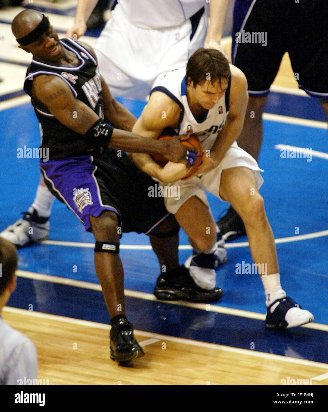 KRT SPORTS STORY SLUGGED: KINGS-MAVS KRT PHOTO BY RON JENKINS/FORT ...