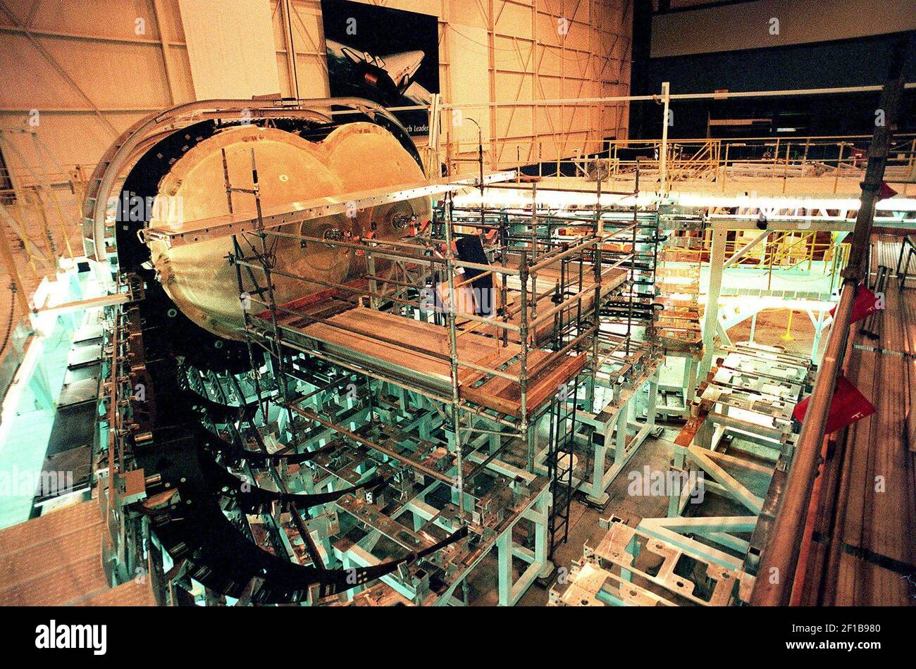 KRT US NEWS STORY SLUGGED: WKEND-SHUTTLE KRT PHOTOGRAPH BY DAVID MCNEW ...