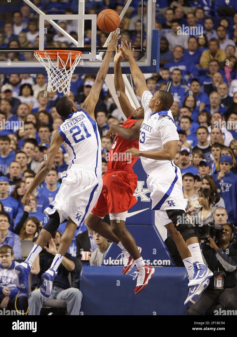 Kentucky's Perry Stevenson and Daniel Orton block the shot of Hartford ...