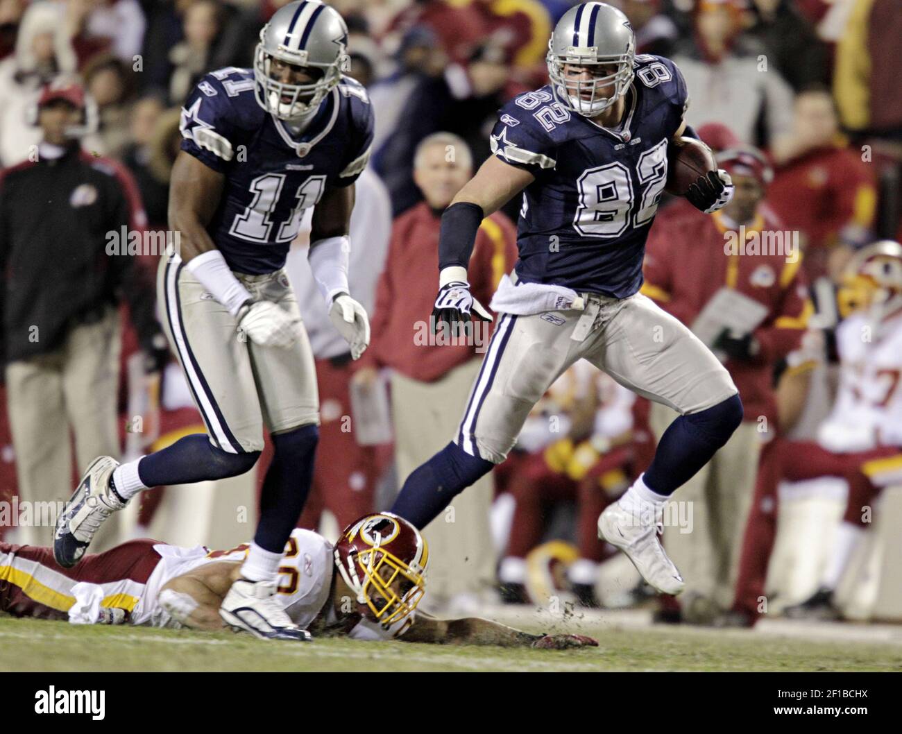 Dallas Cowboys wide receiver Roy E. Williams (11) blocks for Cowboys ...