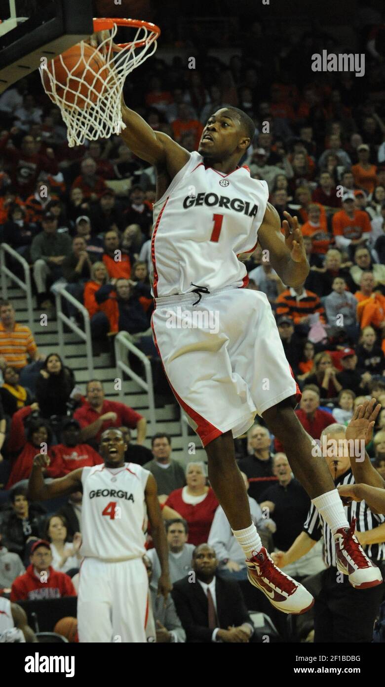 Georgia guard Travis Leslie (1) dunks the ball in the second quarter ...