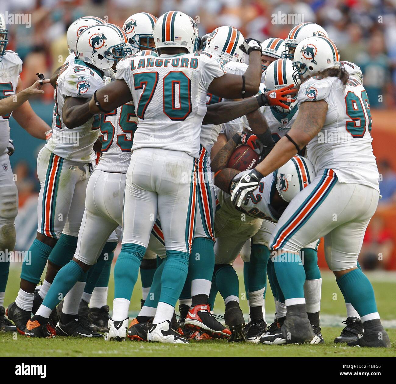 The Miami Dolphins' defense tackles New England Patriots linebacker ...