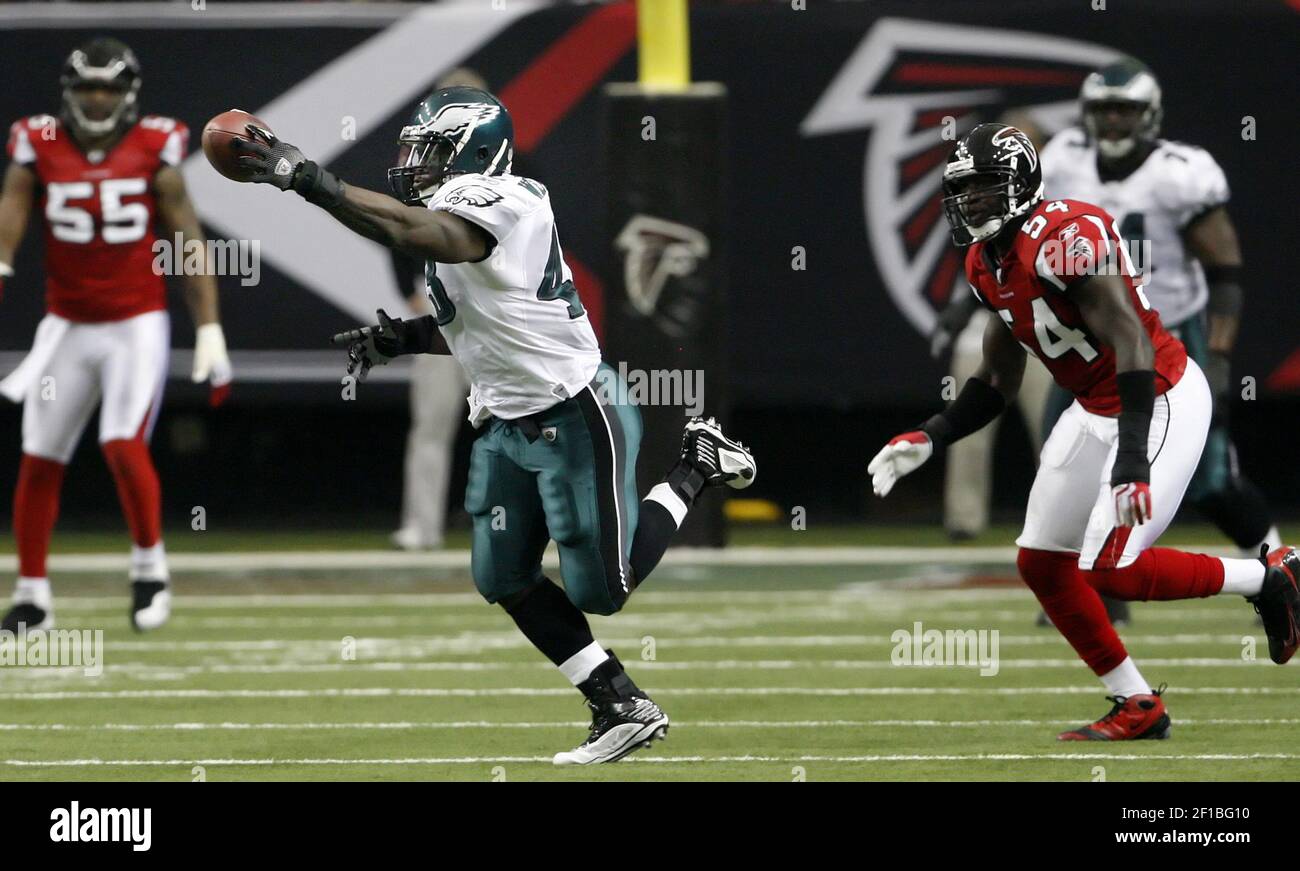 Philadelphia Eagles Leonard Weaver makes a one-handed catch against the ...