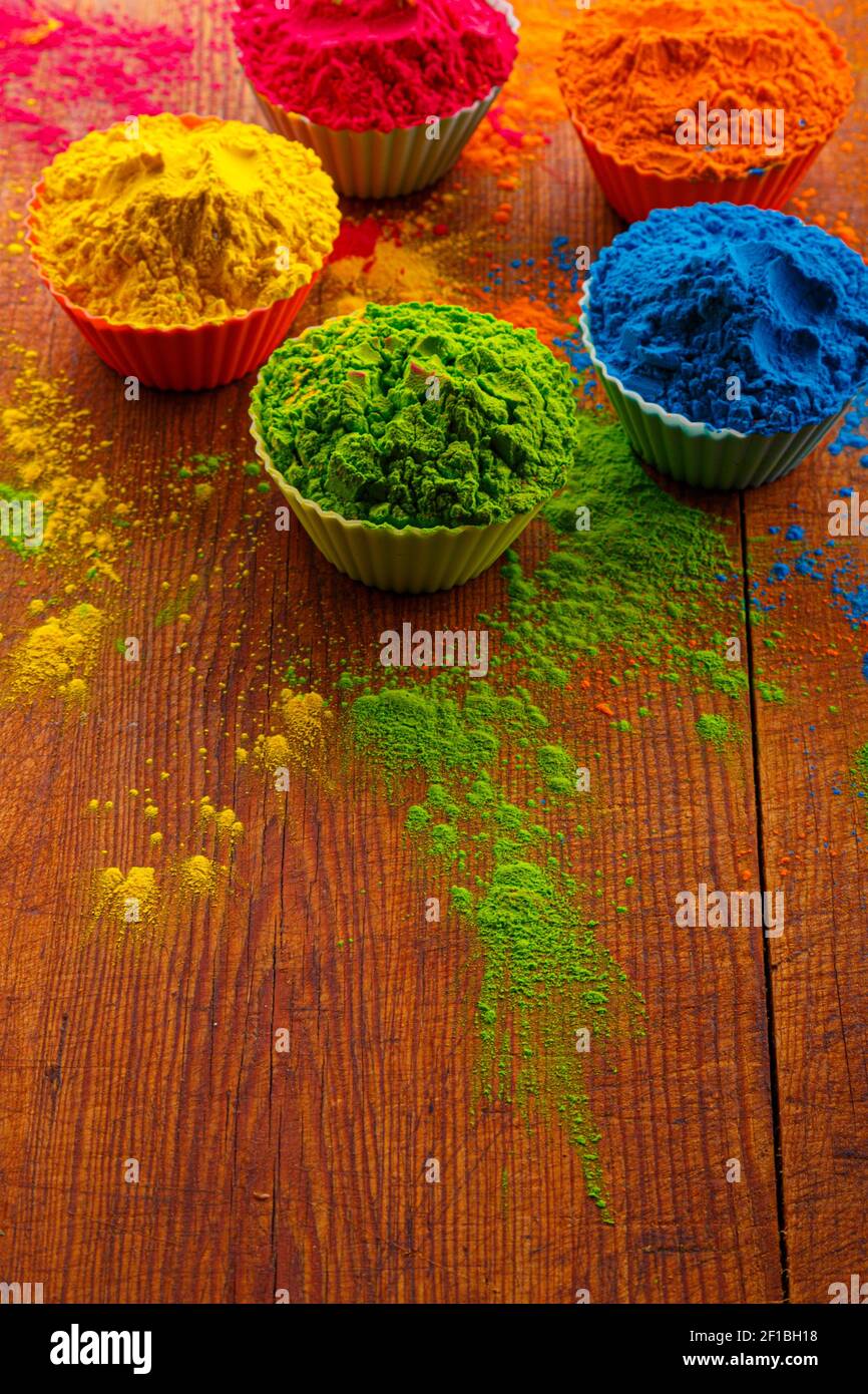 Colorful traditional holi powder in bowls. Happy holi. Concept Indian ...