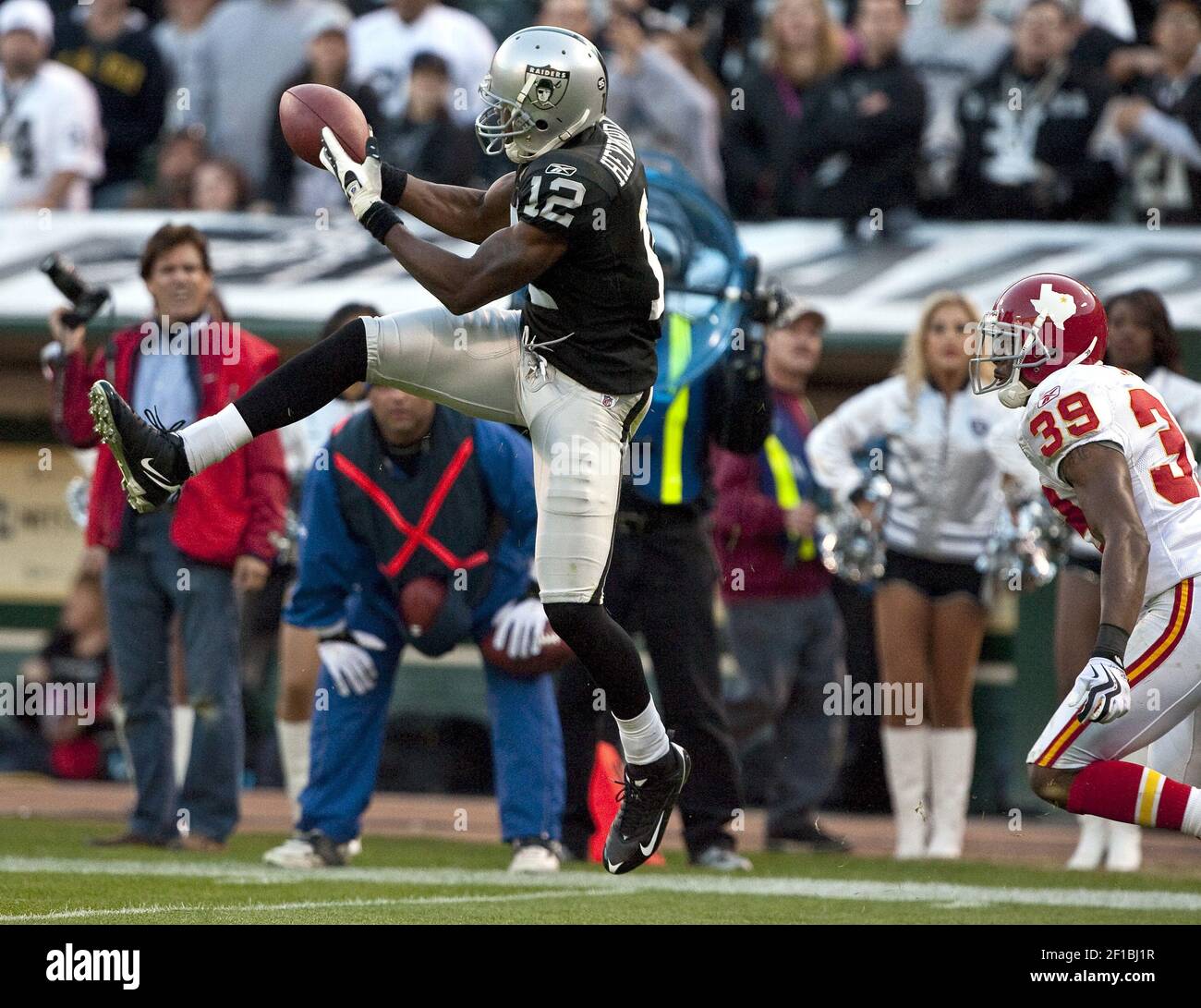 Oakland Raiders wide receiver Darrius Heyward-Bey (12) bobbled a pass ...