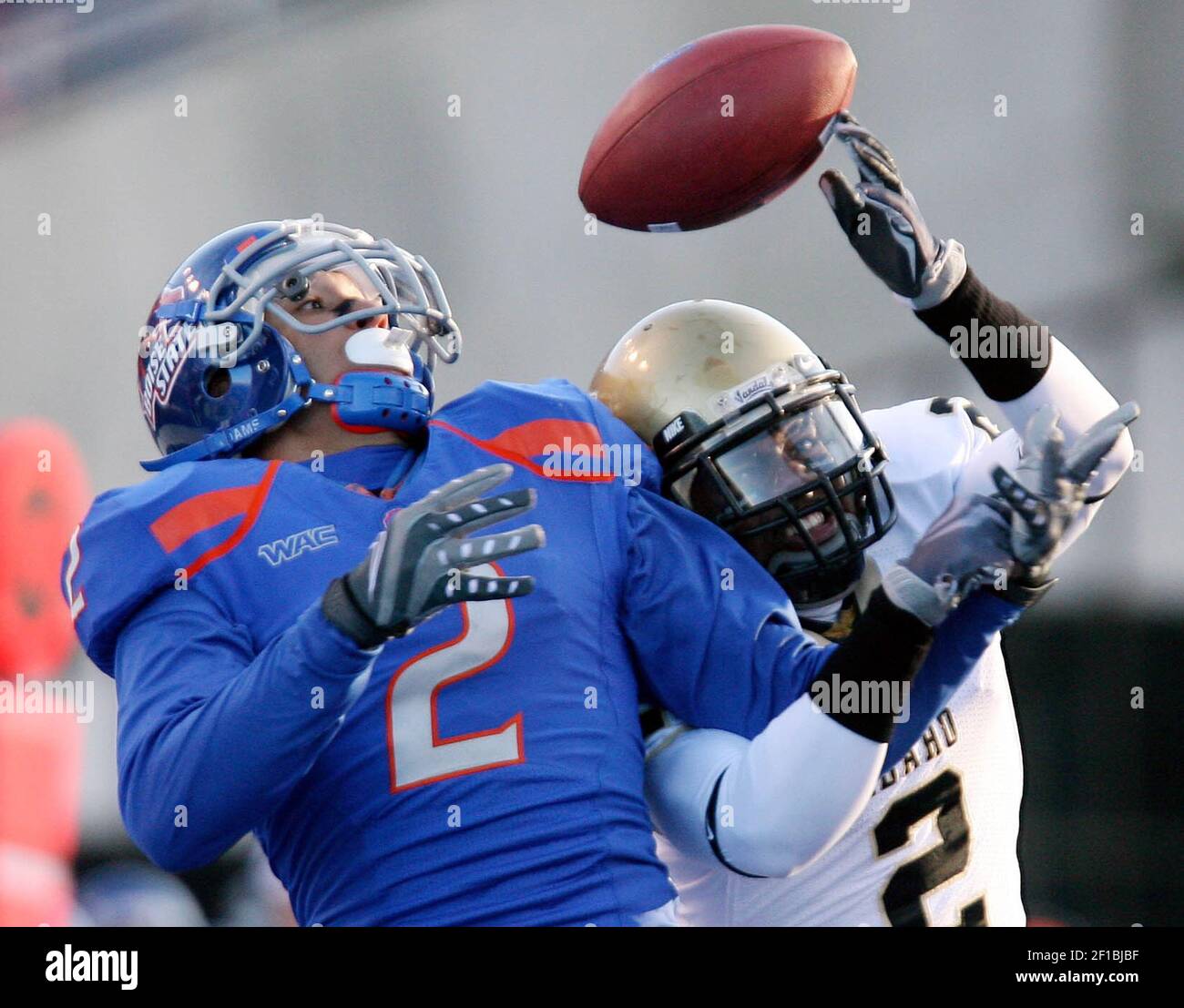 Boise State wide receiver Austin Pettis pulls down a reception under ...