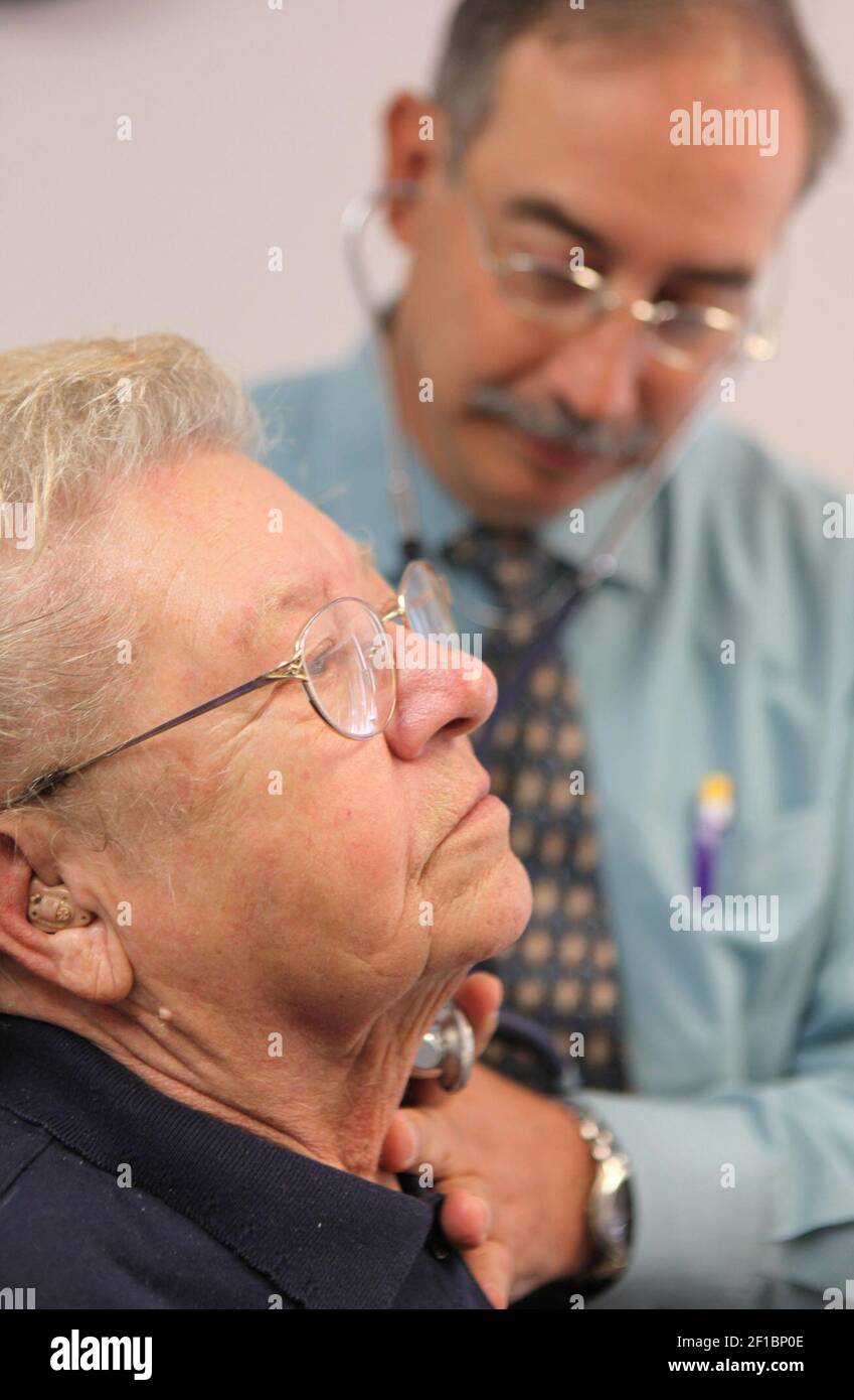 Dr. John Benages examines Rose Spakowski at Elmhurst Clinic in Elmhurst ...