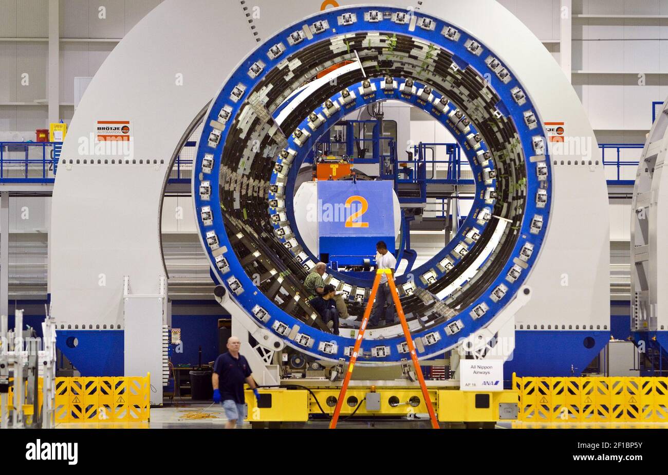 Workers at Boeing's 787 plant in North Charleston, South Carolina ...