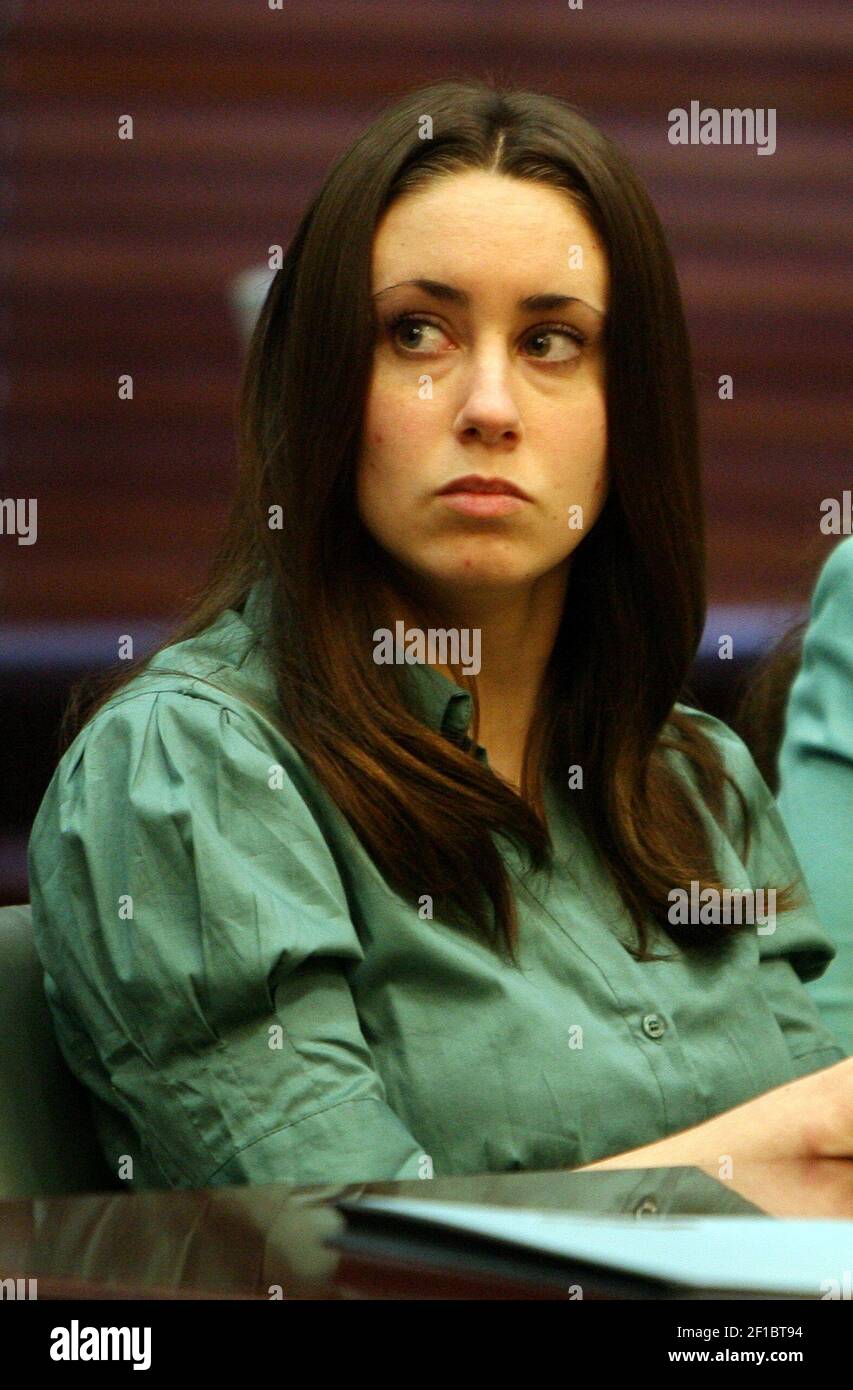 Casey Anthony looks at prosecutor Linda Drane Burdick during a hearing ...