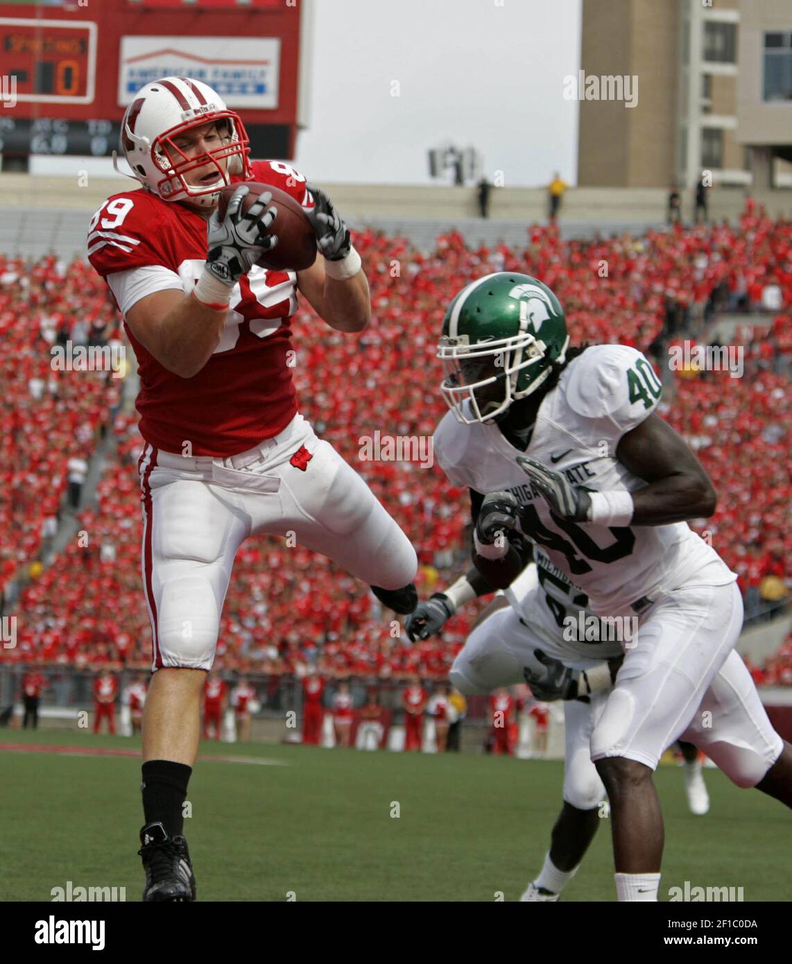 Wisconsin tight end Garrett Graham (89) hauls in a touchdown pass ...