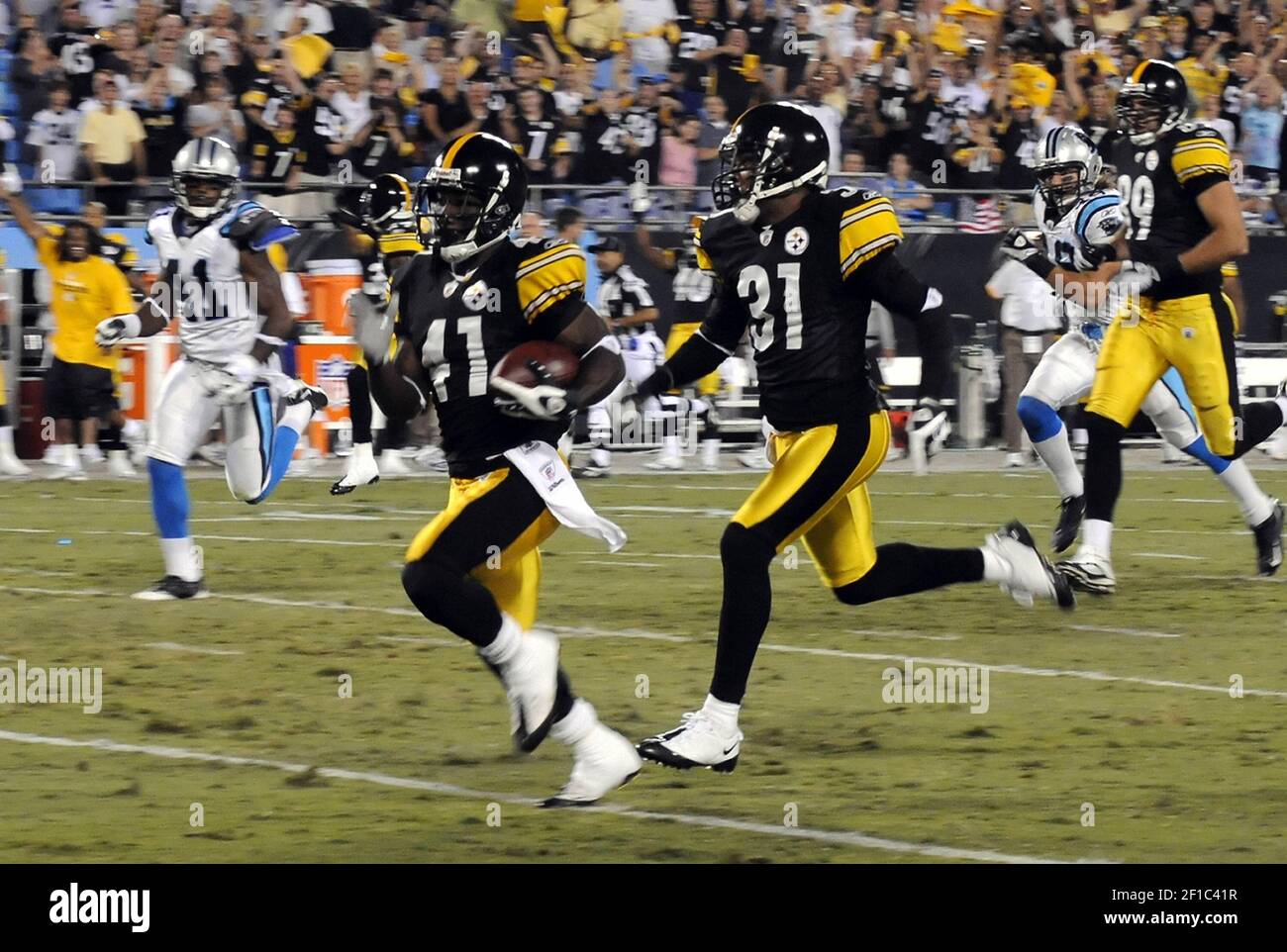 The Pittsburgh Steelers' Stefan Logan(41) returns a punt for a ...