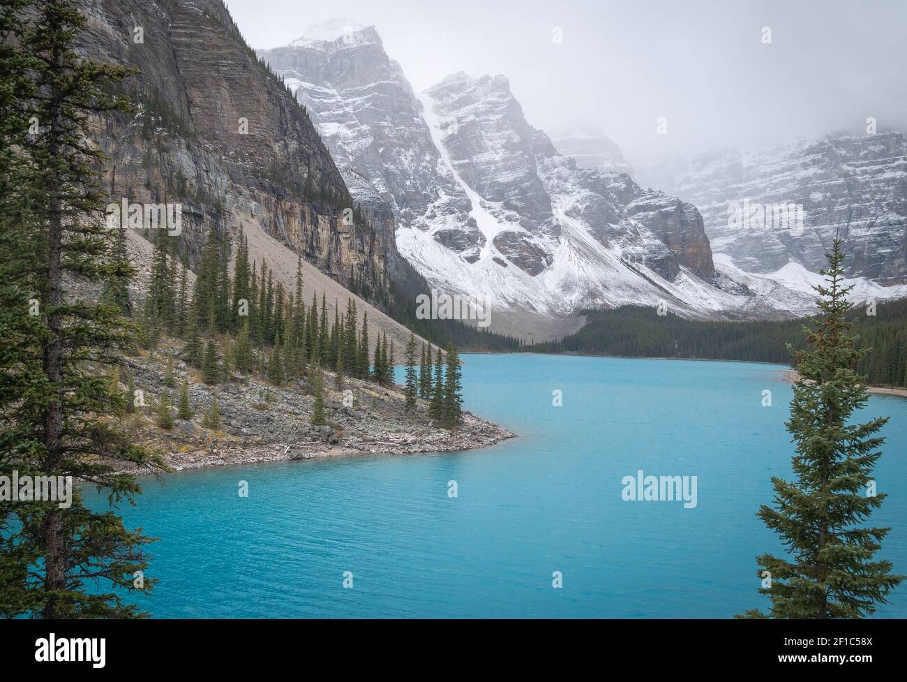 Beautiful glacier lake in Canadian Rockies, shot at Moraine Lake, Banff ...