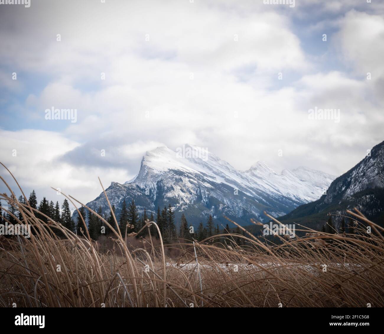 Mount rundle banff hi-res stock photography and images - Alamy