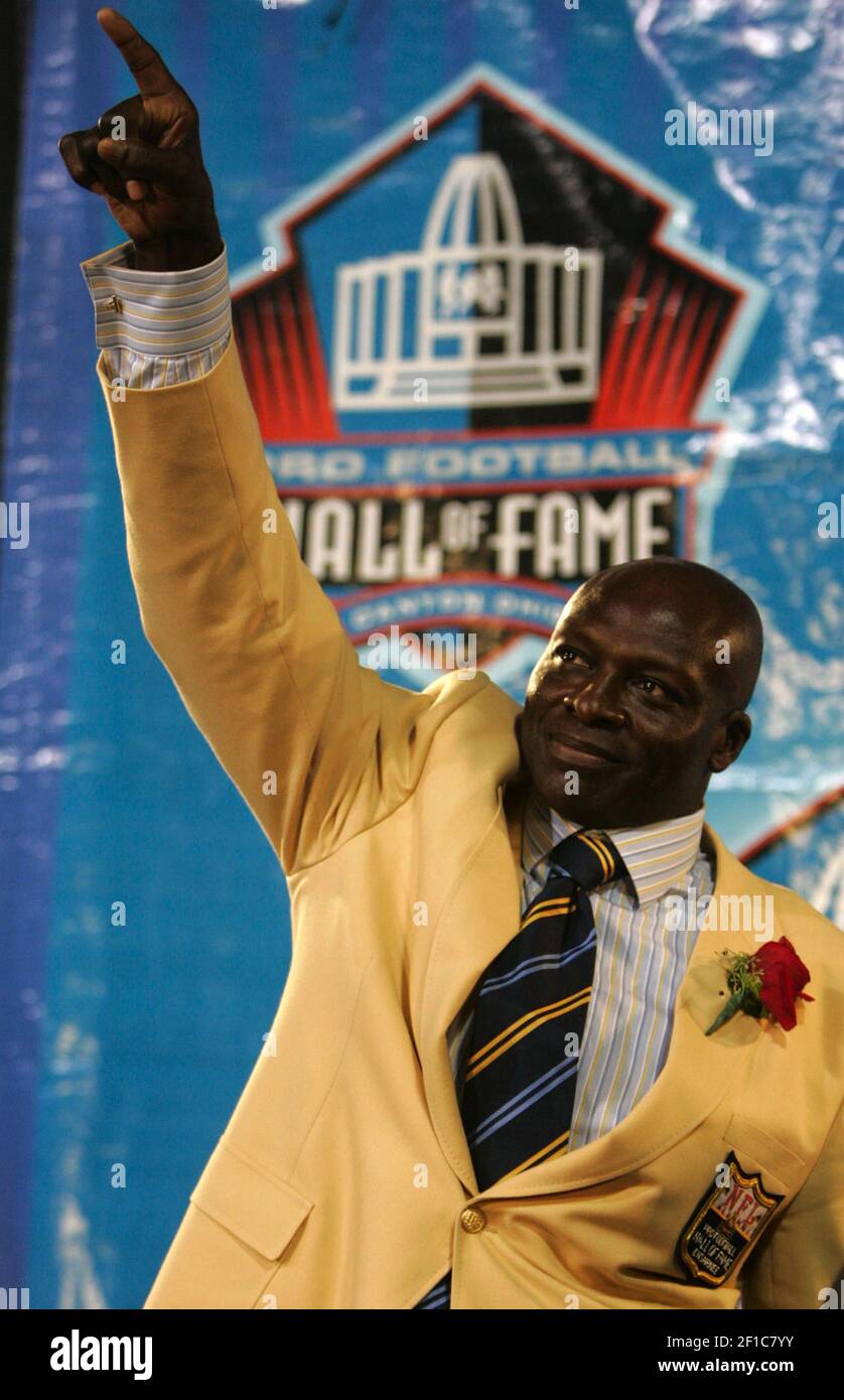 Bruce Smith of the Buffalo Bills and the Washington Redskins ...