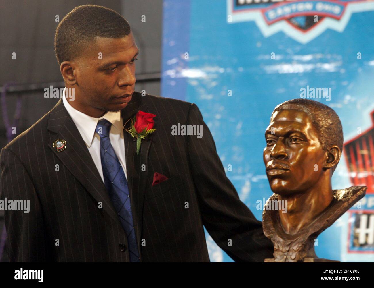 Bob Hayes, Jr. looks at the bust of his father, Bob Hayes of the Dallas ...