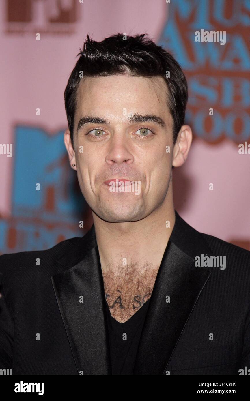 UK singer Robbie Williams attends the 2005 MTV European Music Awards at ...