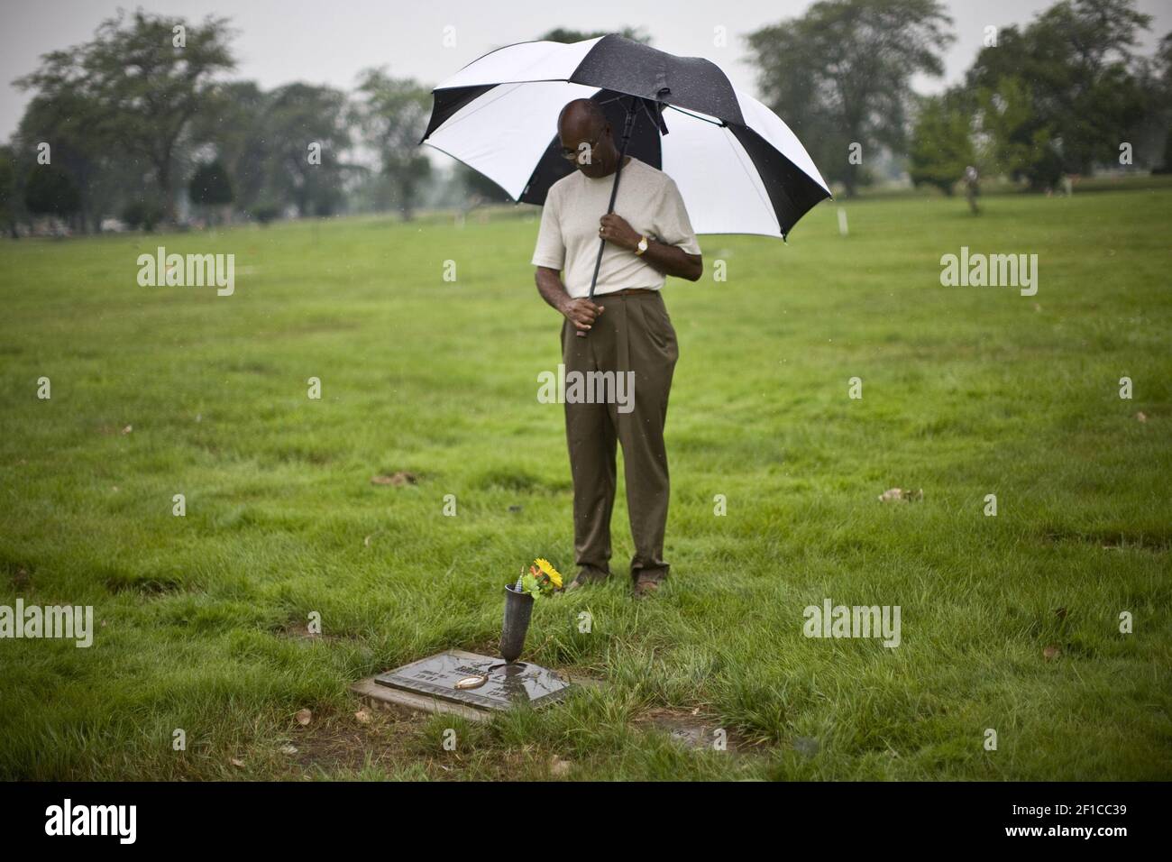 Simeon Wright, cousin of Emmett Till, visits Till's gravesite at Burr ...