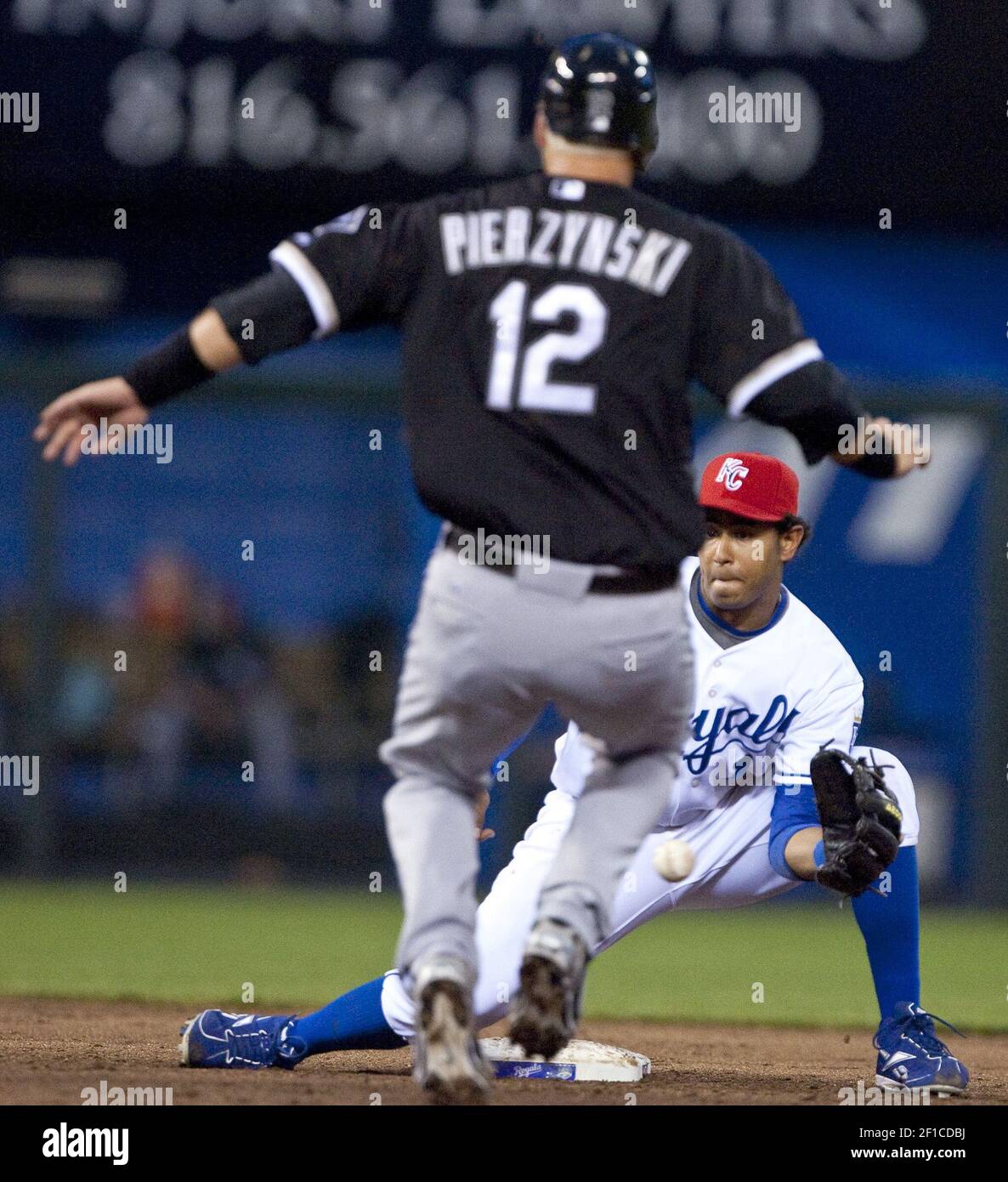 Kansas City Royals shortstop Tony Pena (1) catches Chicago White Sox's ...
