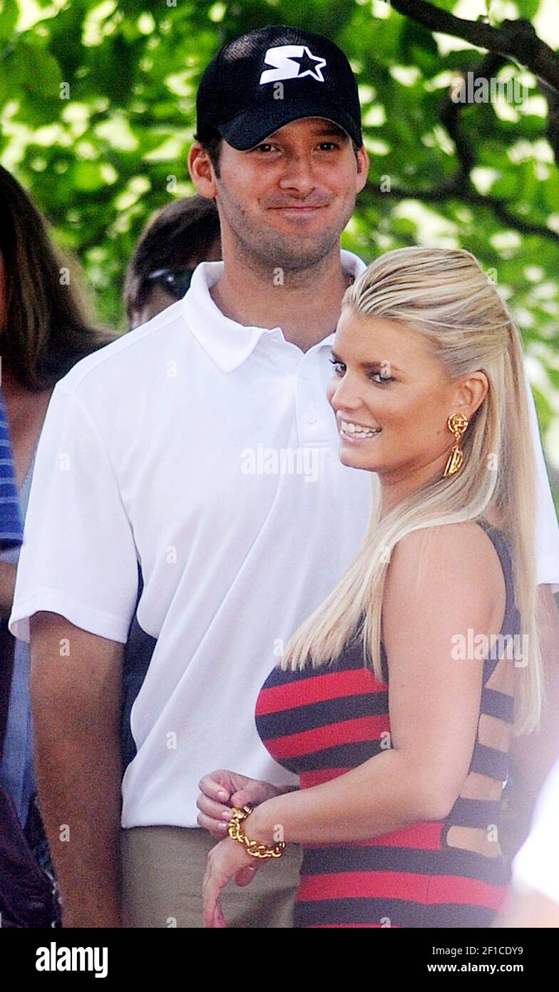 Tony romo and jessica simpson High Resolution Stock Photography and ...