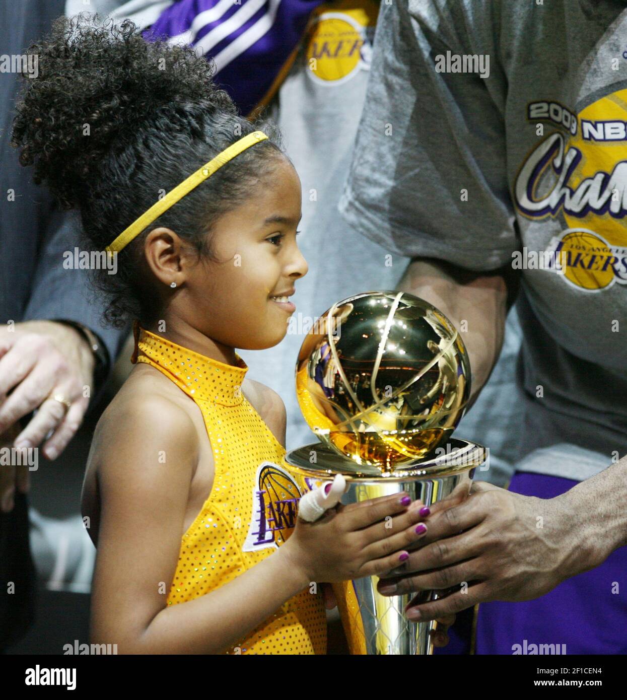 The daughter of the Los Angeles Lakers' Kobe Bryant holds his MVP ...