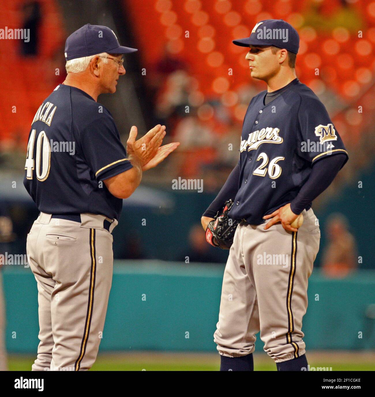 Milwaukee Brewers manager Ken Macha talks to his pitcher Manny Parra in ...