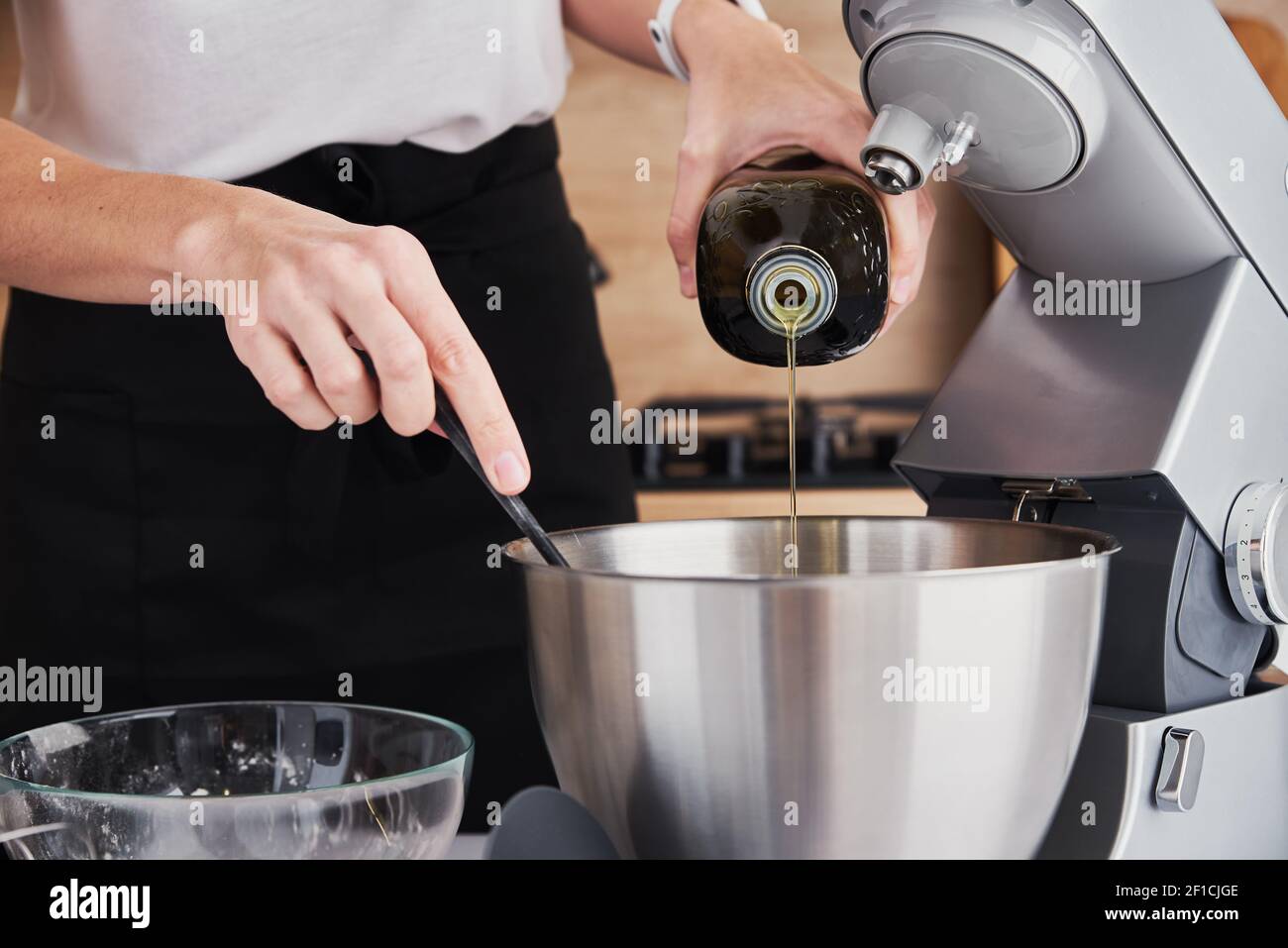 Woman using food processor to cooking in the kitchen Stock Photo - Alamy