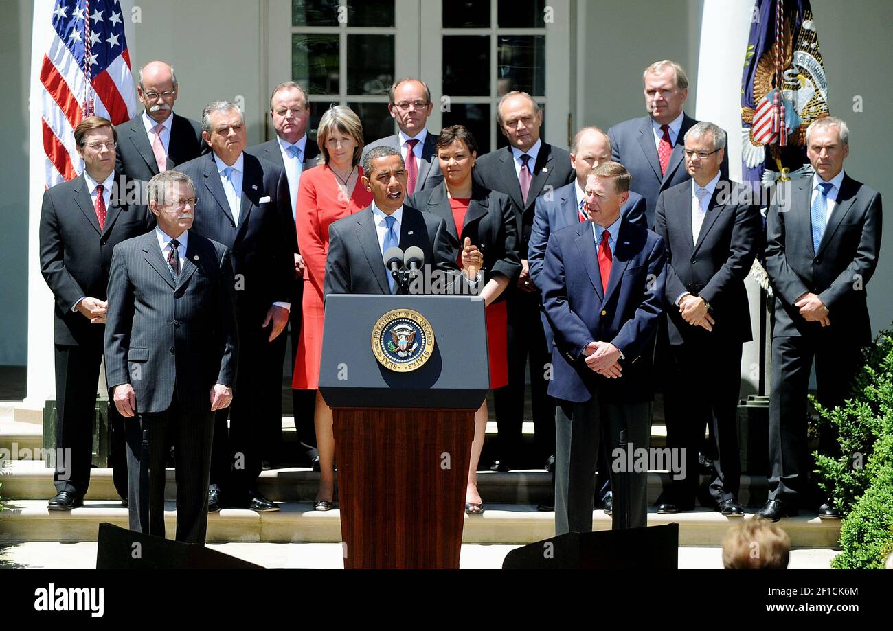 President Barack Obama announces new fuel efficiency standards to curb ...