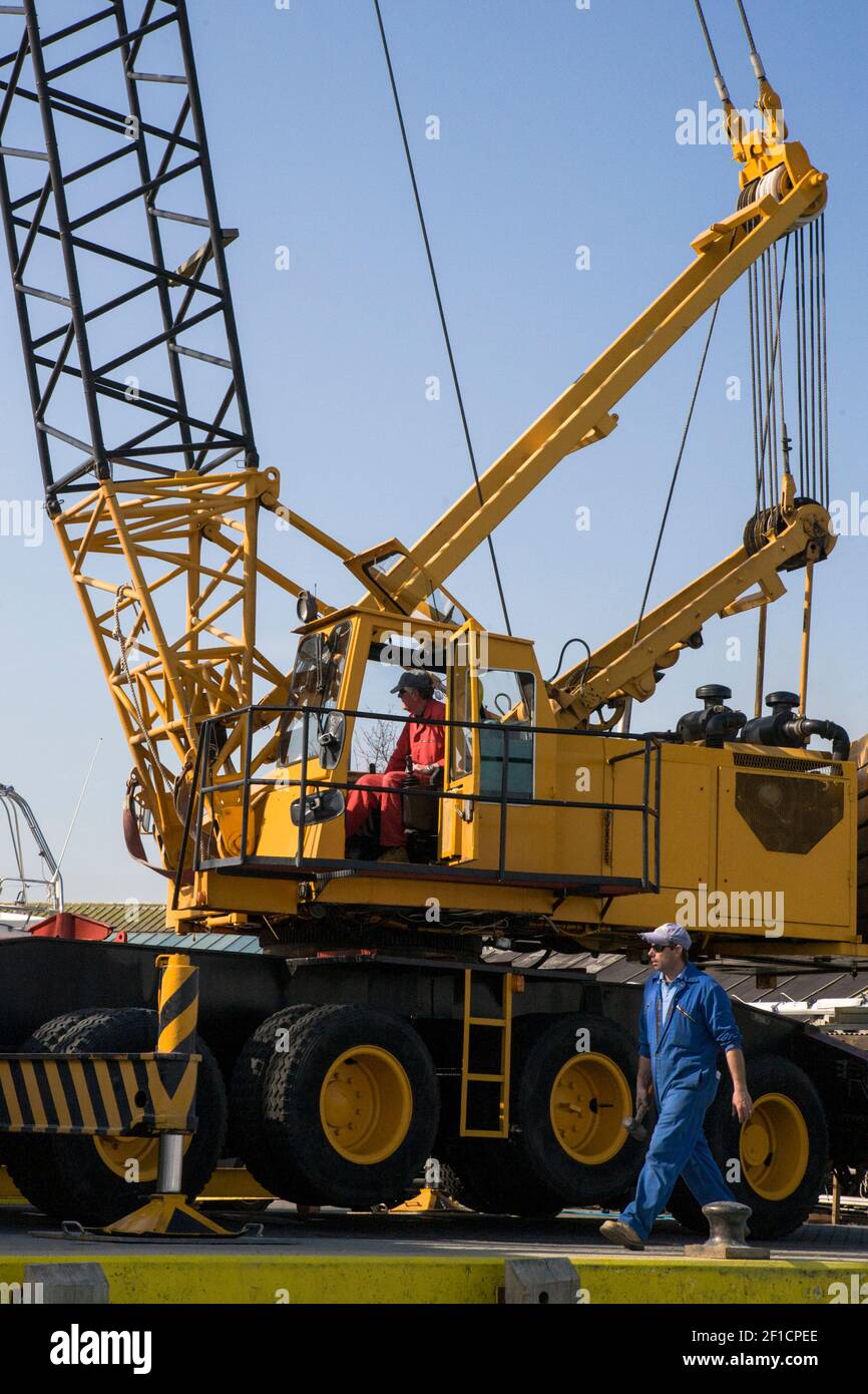 Lifting yachts hi-res stock photography and images - Alamy