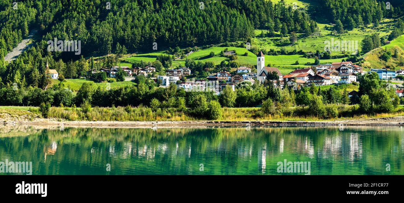 Italy village graun curon venosta hi-res stock photography and images ...