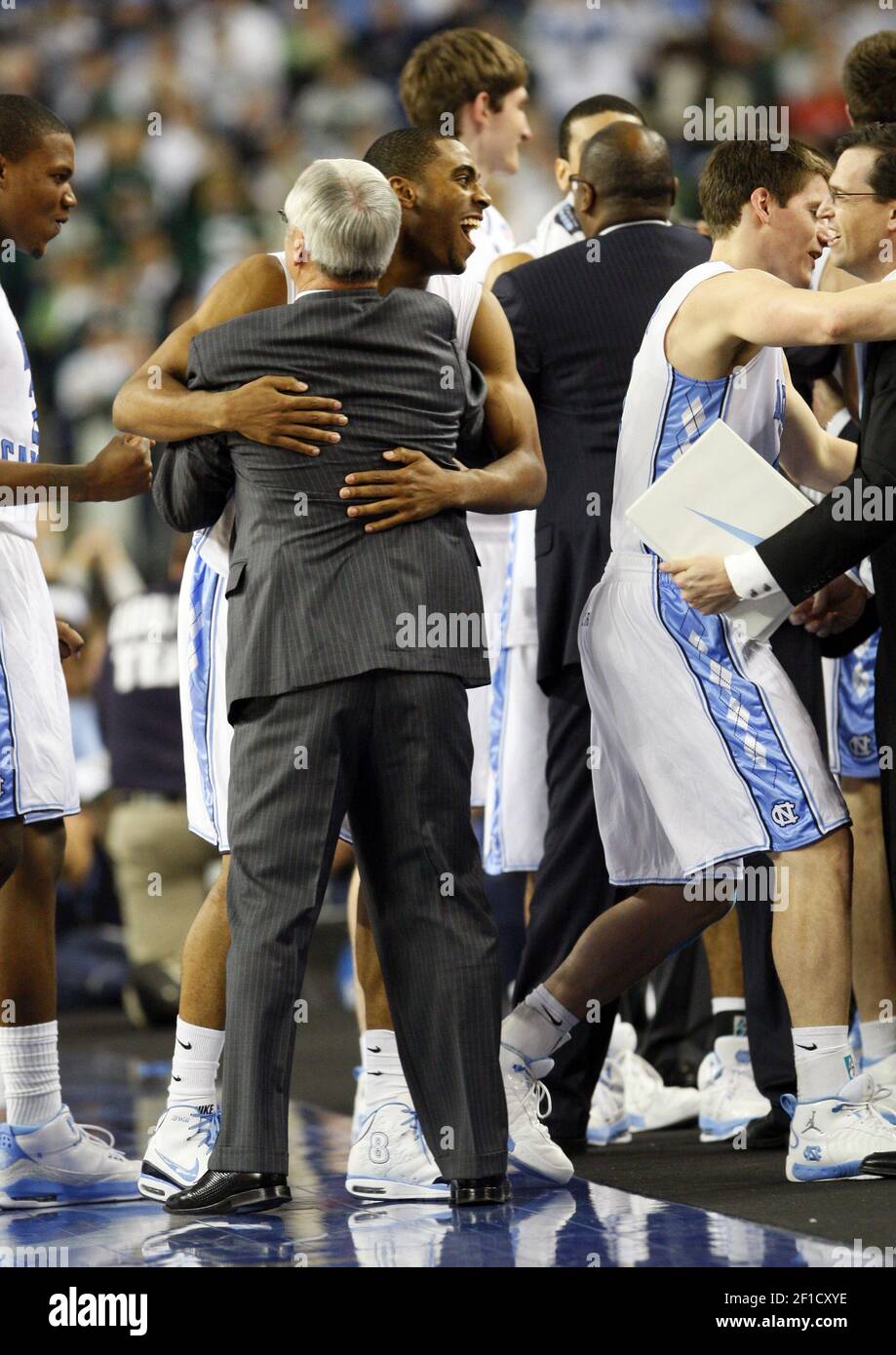 North Carolina head coach Roy Williams and his team celebrate an 89-72 ...