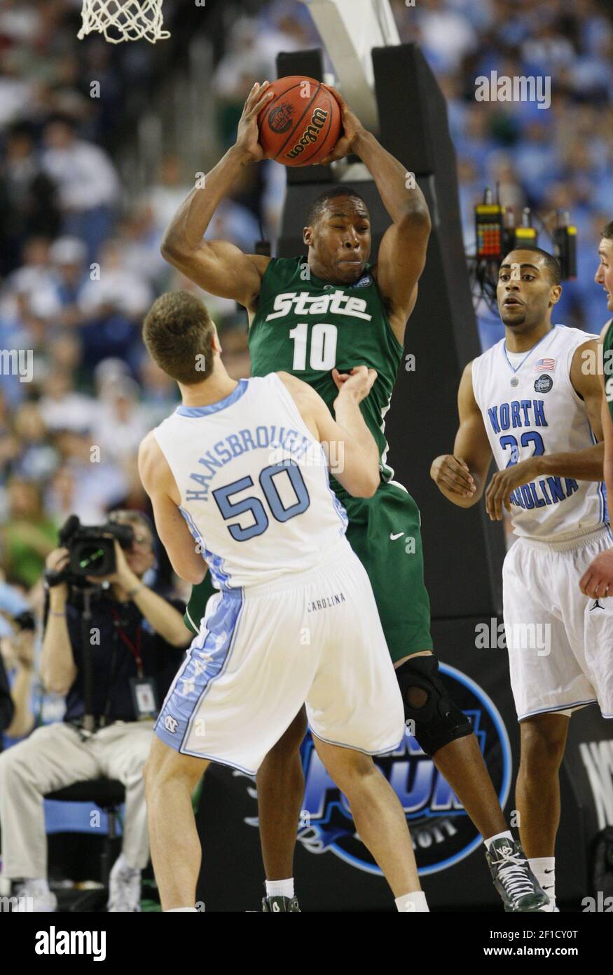 North Carolina's Tyler Hansbrough (50) defends Michigan State's Delvon ...