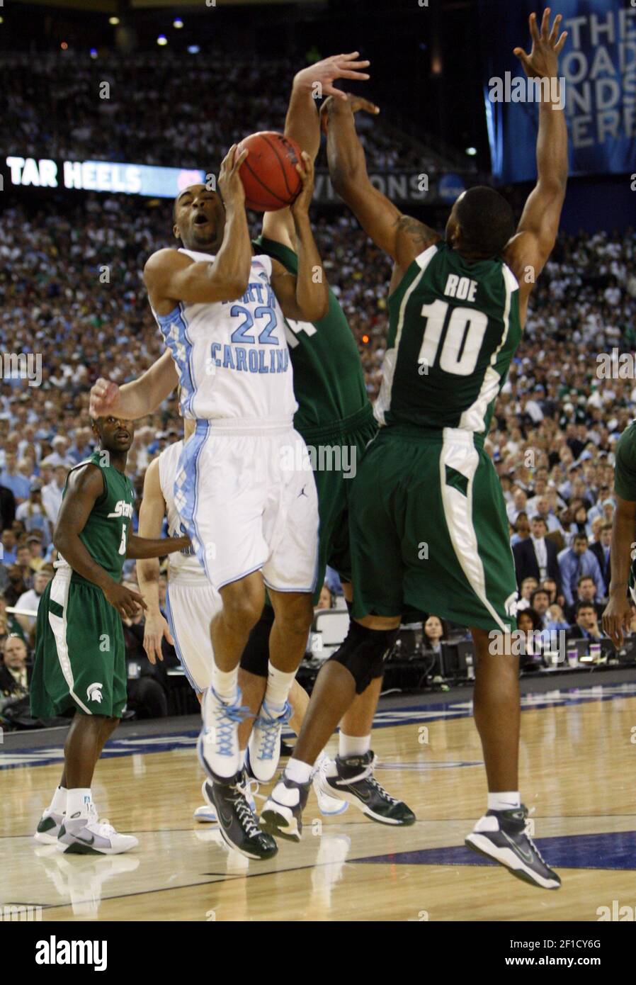 North Carolina's Wayne Ellington (22) battles for the ball with ...
