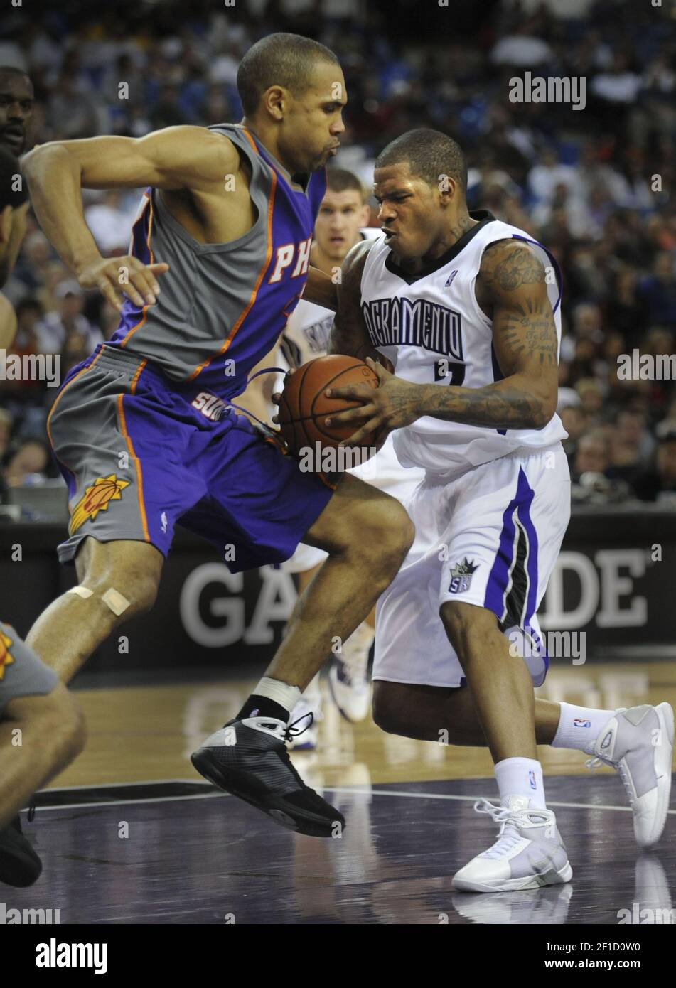 Sacramento Kings Rashad McCants drives against Phoenix Suns Grant Hill ...