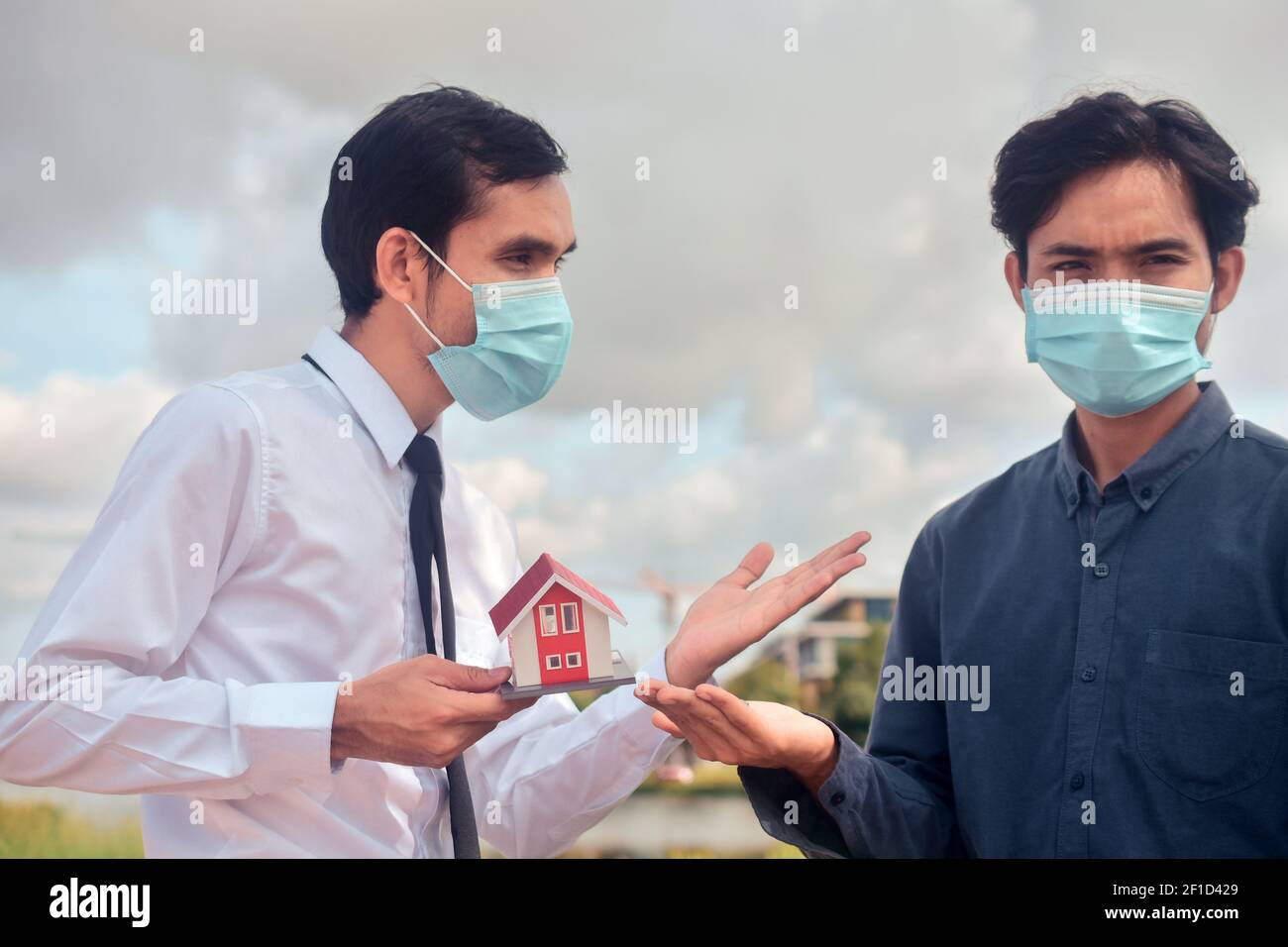 Salesman present hi-res stock photography and images - Alamy