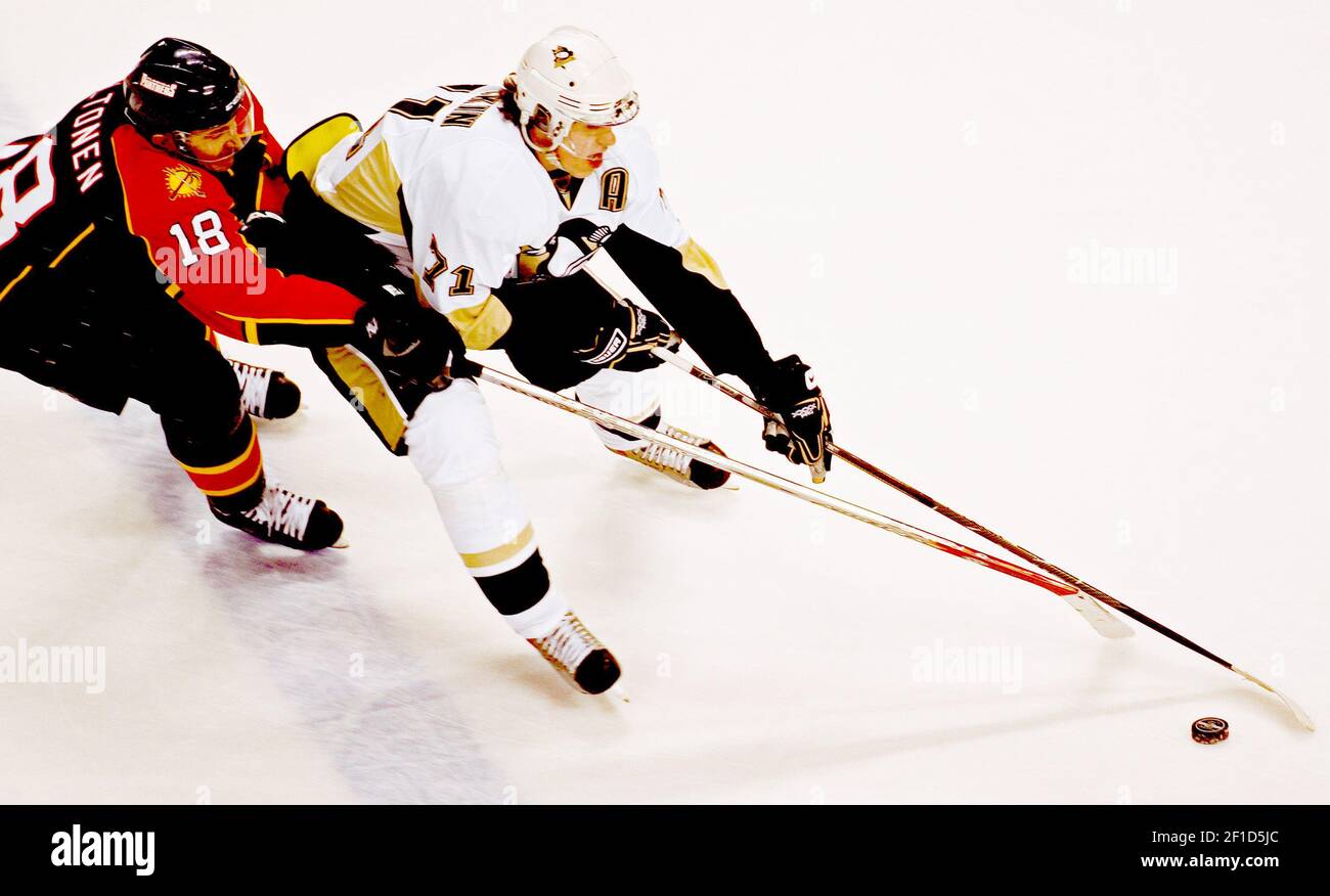 Florida Panthers' Ville Peltonen and Pittsburgh Penguins' Evgeni Malkin ...