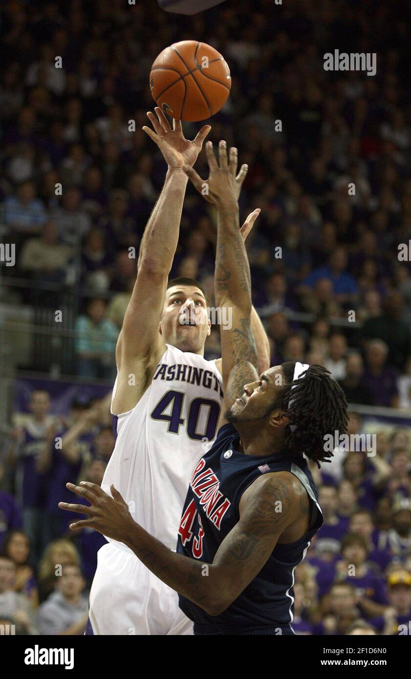 Washington's Jon Brockman shoots over Arizona's Jordan Hill at Hec ...