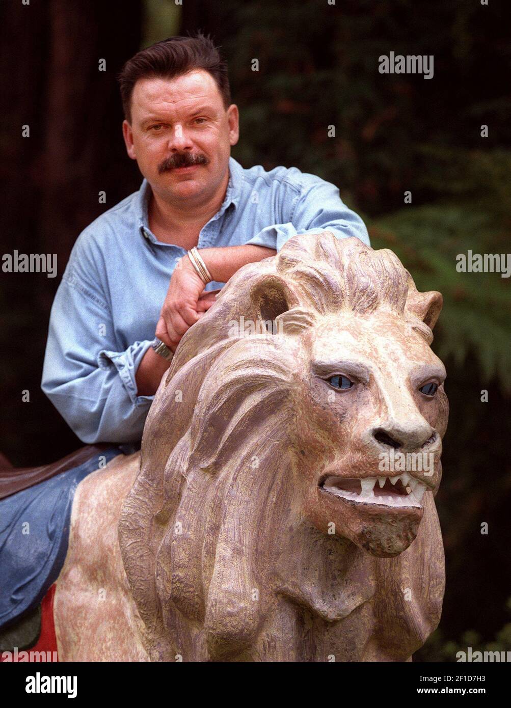 Thomas kinkade painting hi-res stock photography and images - Alamy