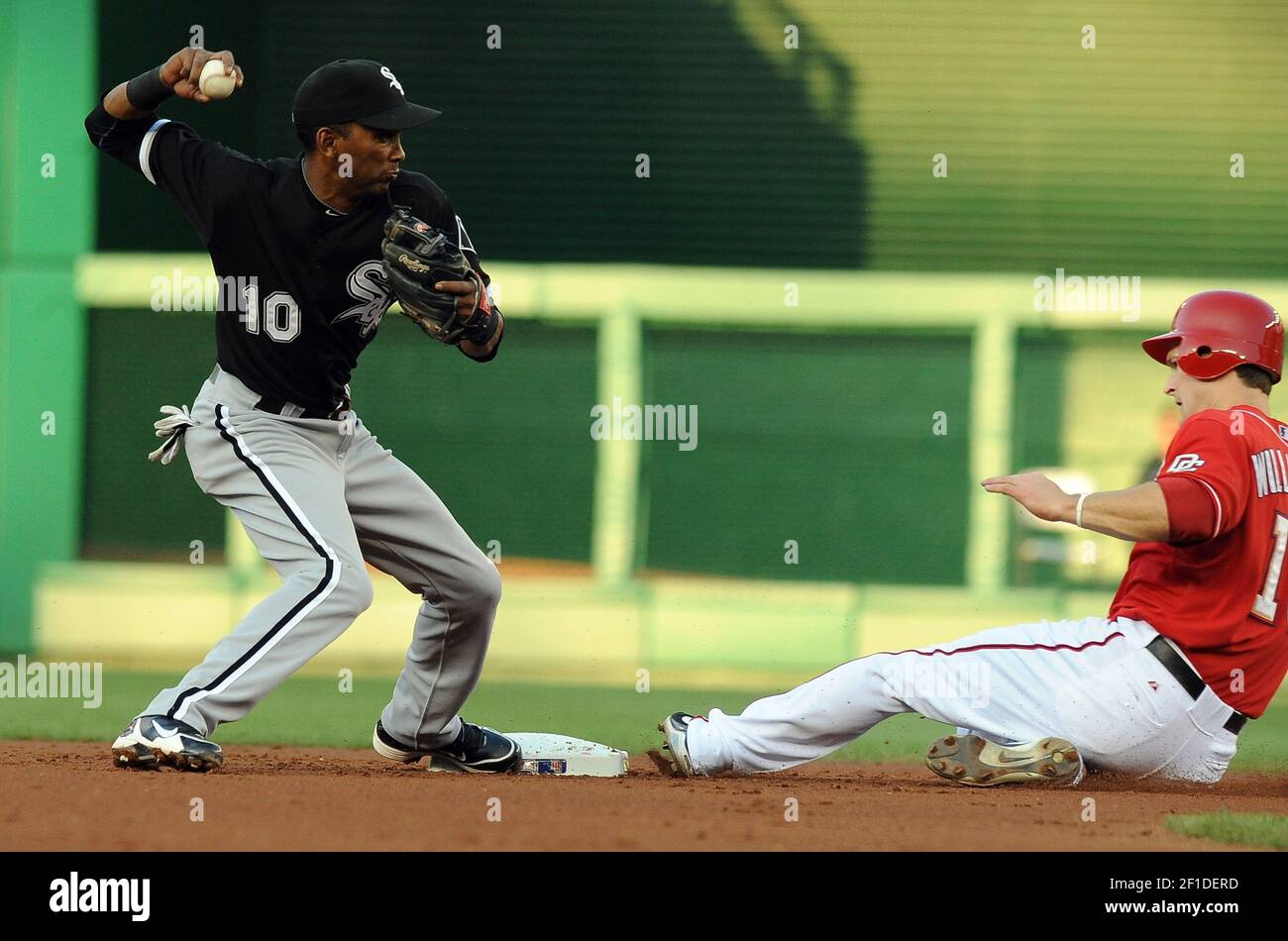 Chicago White Sox shortstop Alexei Ramirez (10) turns a double play ...