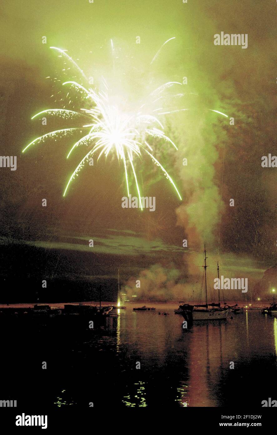 Fireworks explode over barges at Tidelands park in Morro Bay ...