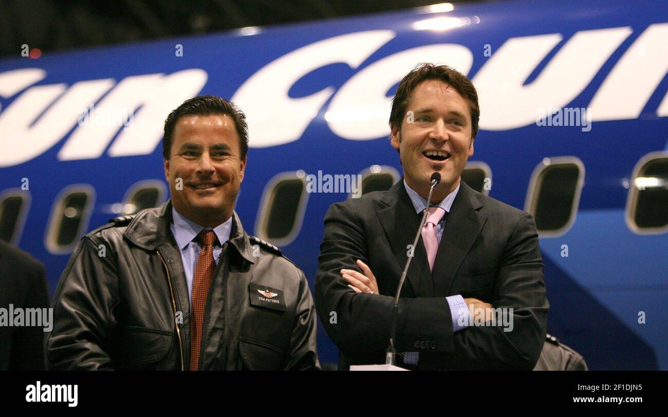 Tom Petters, left, and CEO Shaun Nugent talk at a press conference ...