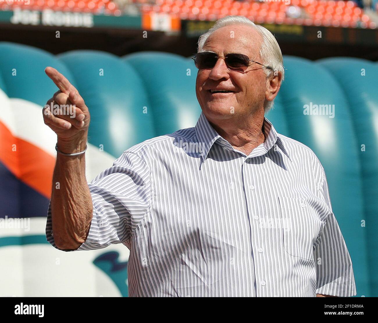Don Shula points to crowd before a 2008 game between the Miami Dolphins ...