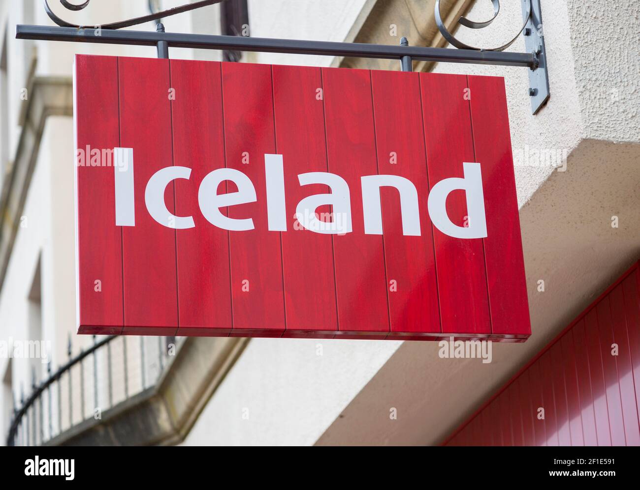 Iceland store sign on wall outside High Street shop, UK Stock Photo - Alamy