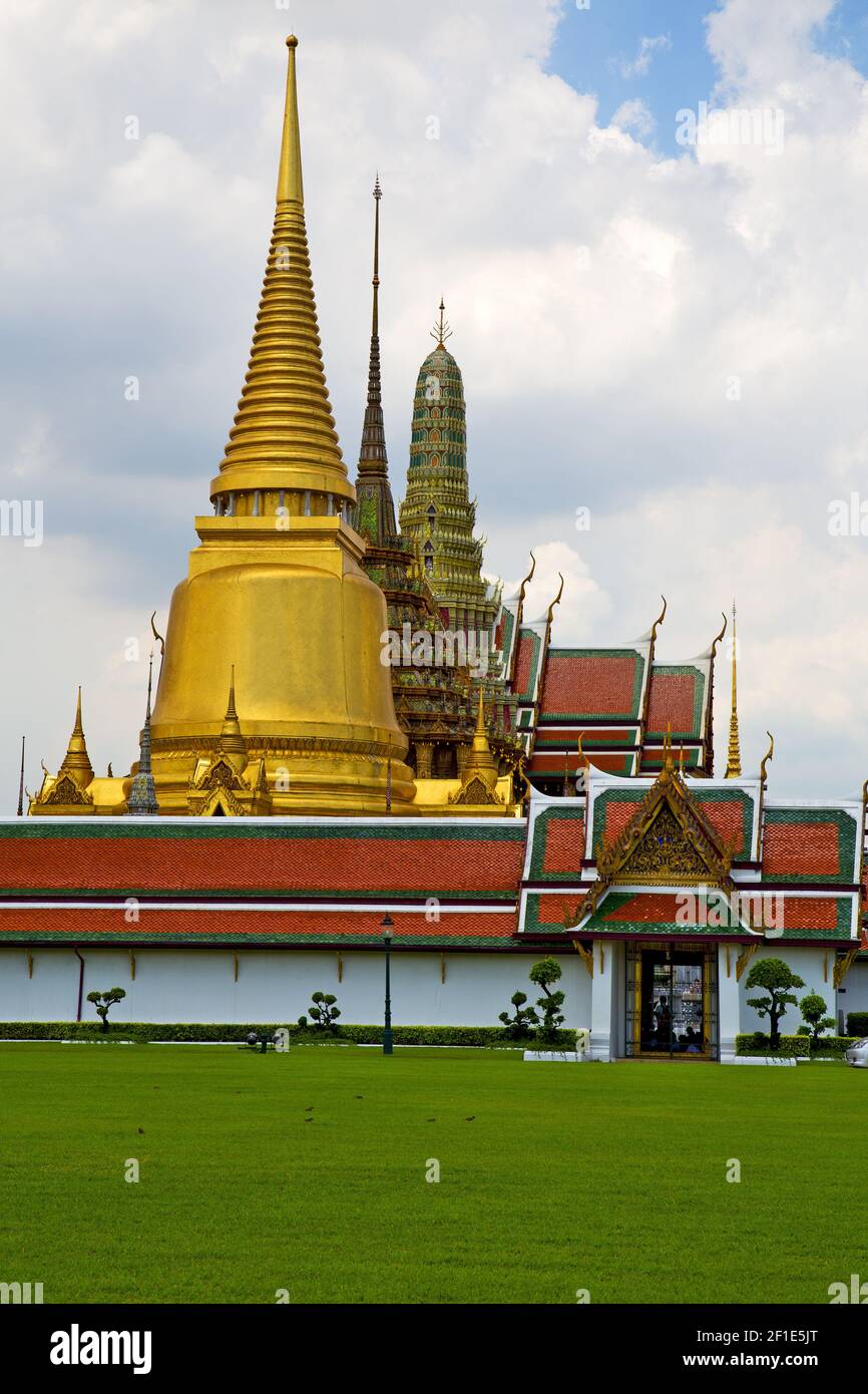 Pavement gold temple incision of the temple Stock Photo - Alamy
