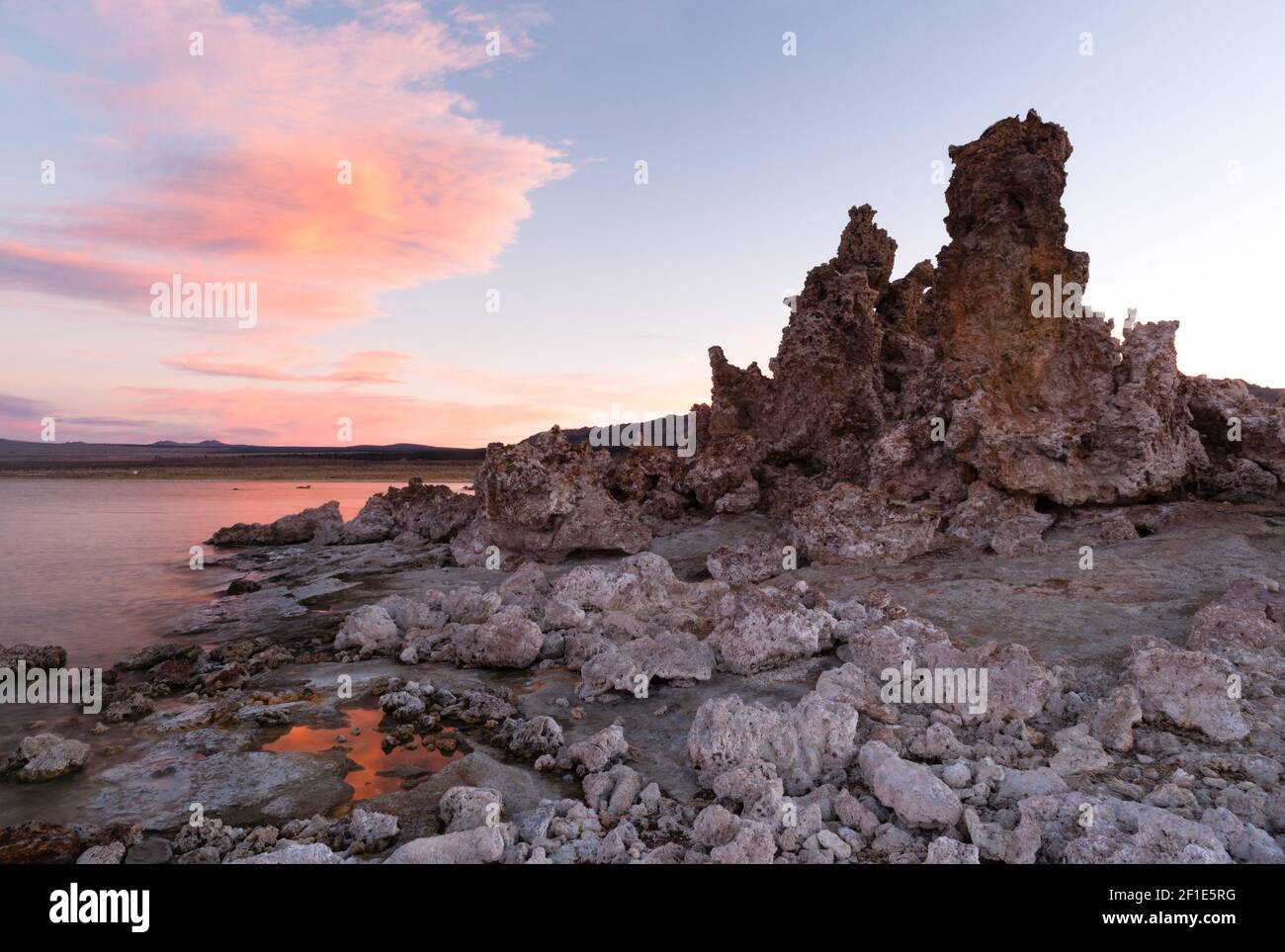 Sunrise tufa formations mono hi-res stock photography and images - Alamy